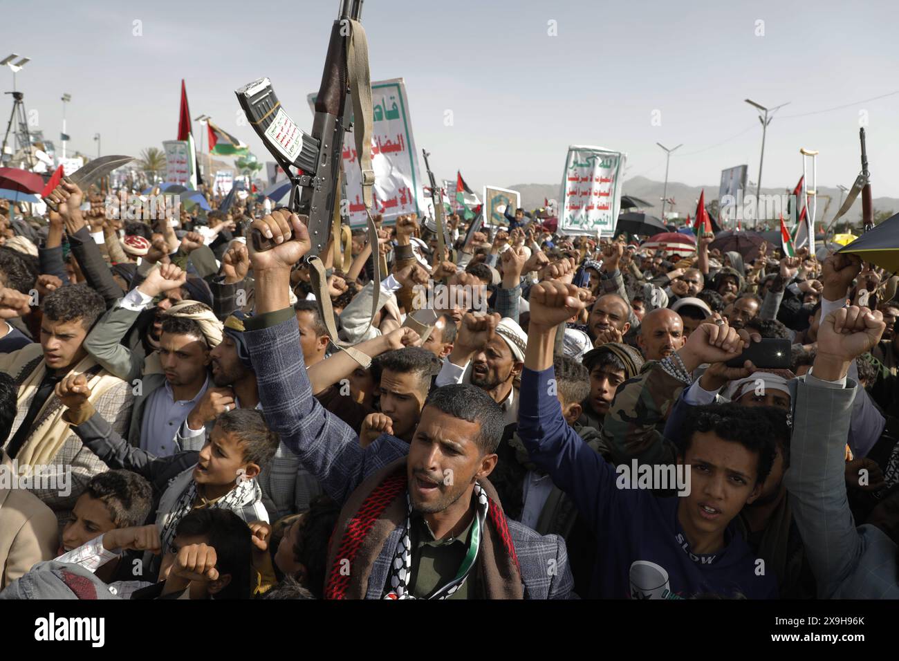 Houthi supporters chant slogans hi-res stock photography and images - Alamy