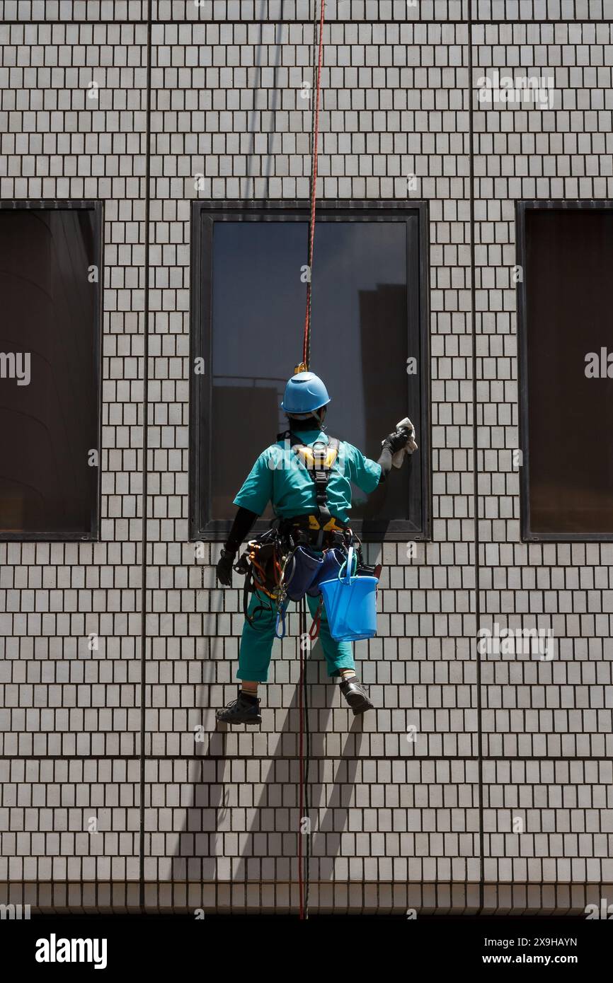 Rope access window cleaning hi-res stock photography and images - Alamy