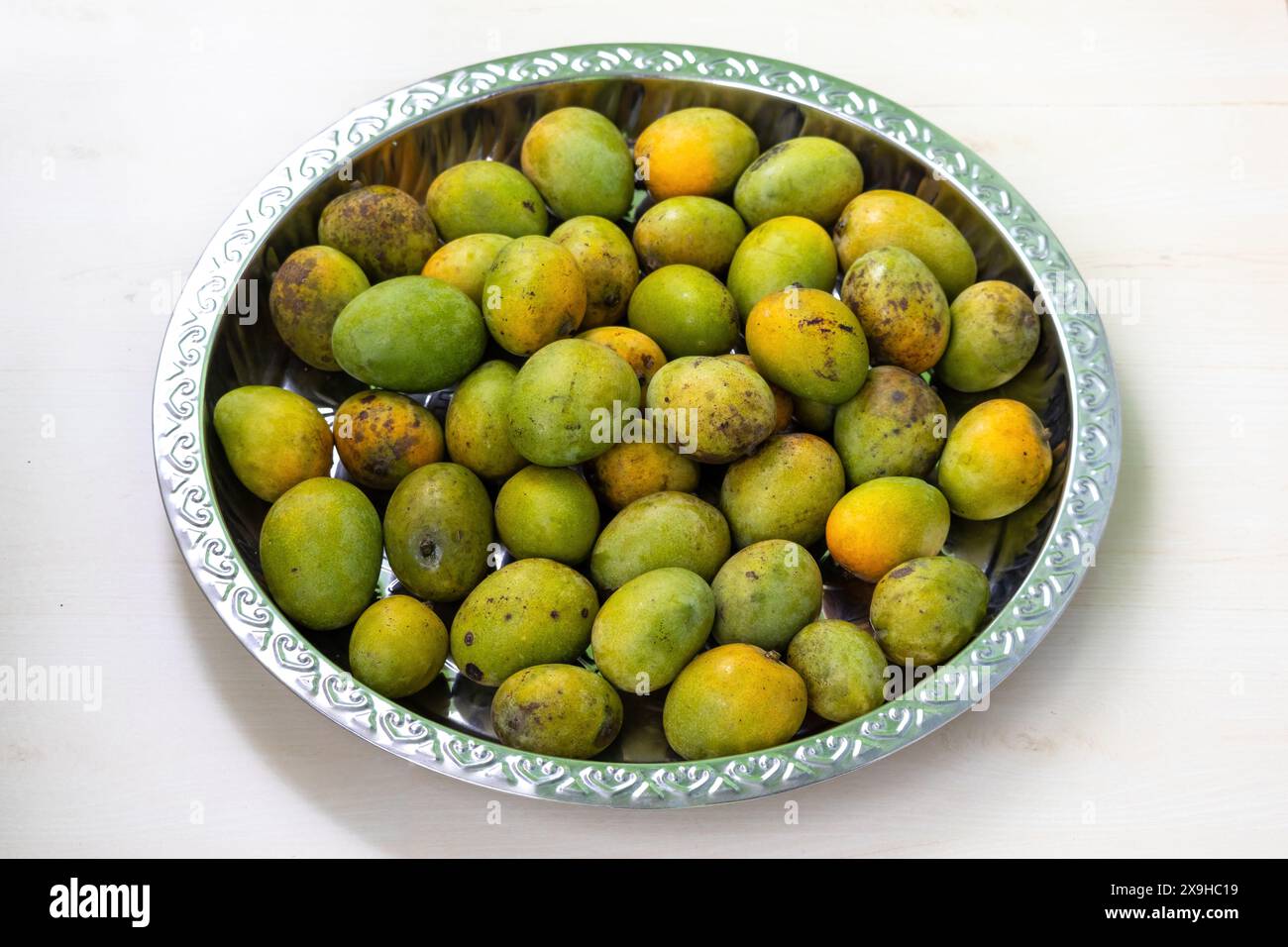 Steel plate full of ripe mangoes. Delicious fruits Stock Photo - Alamy