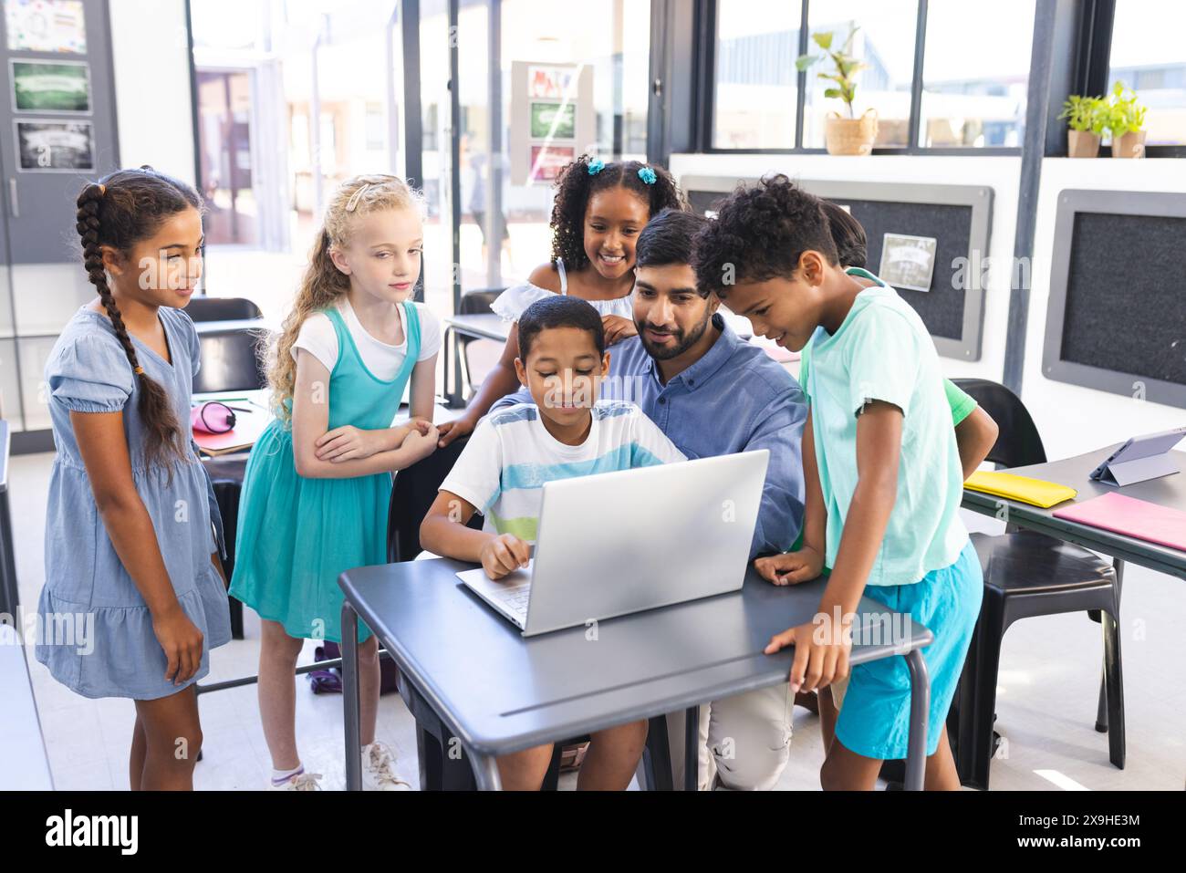 Kids sitting around teacher hi-res stock photography and images - Alamy