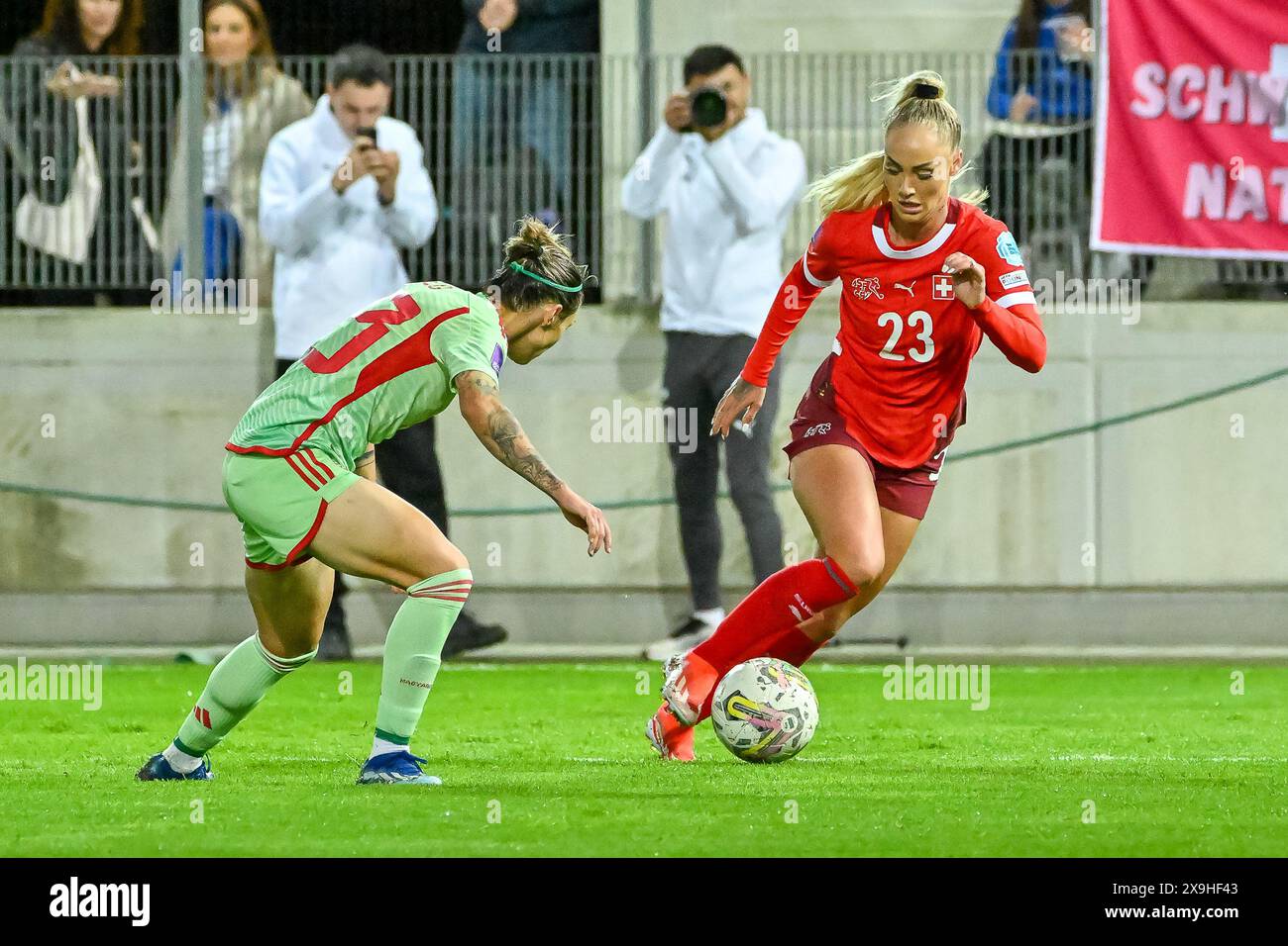 Alisha Lehmann Schweiz 23 Am Ball Und Im Duell Mit Cintia Oereg