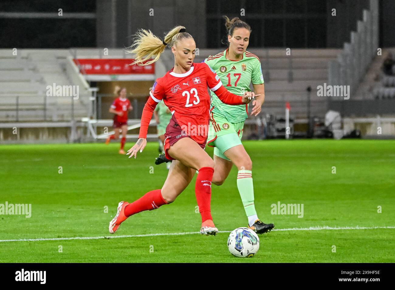Alisha Lehmann (Schweiz, #23) im Laufduell um den Ball mit Hanna Nemeth ...