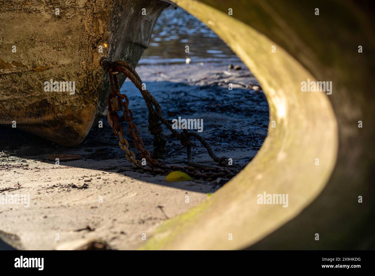 Ropes and chains of old dingy boat on the sandy shore line Stock Photo ...