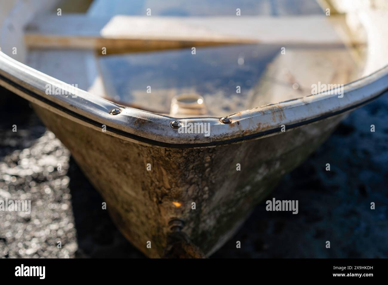 Ropes and chains of old dingy boat on the sandy shore line Stock Photo ...