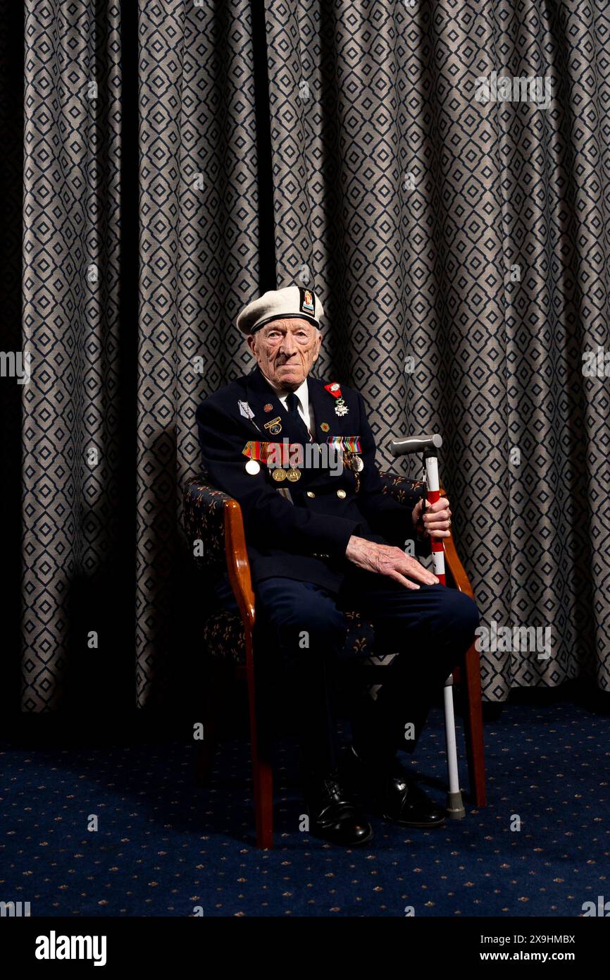 D-Day veteran Alec Penstone, 98, from the Isle of Wight, who served ...