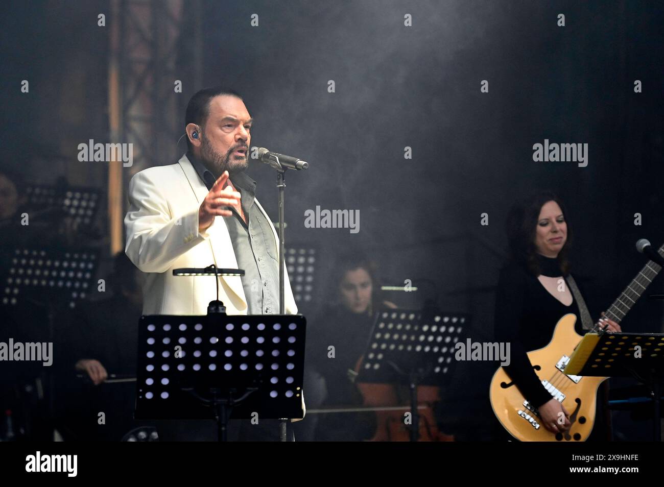 Marian Gold und Alexandra Merl von Alphaville live bei einem Konzert ...
