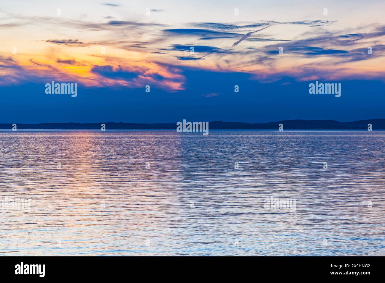 Clear and warm evening down on Clevedon beach with a golden horizon and calm seas Stock Photo ...