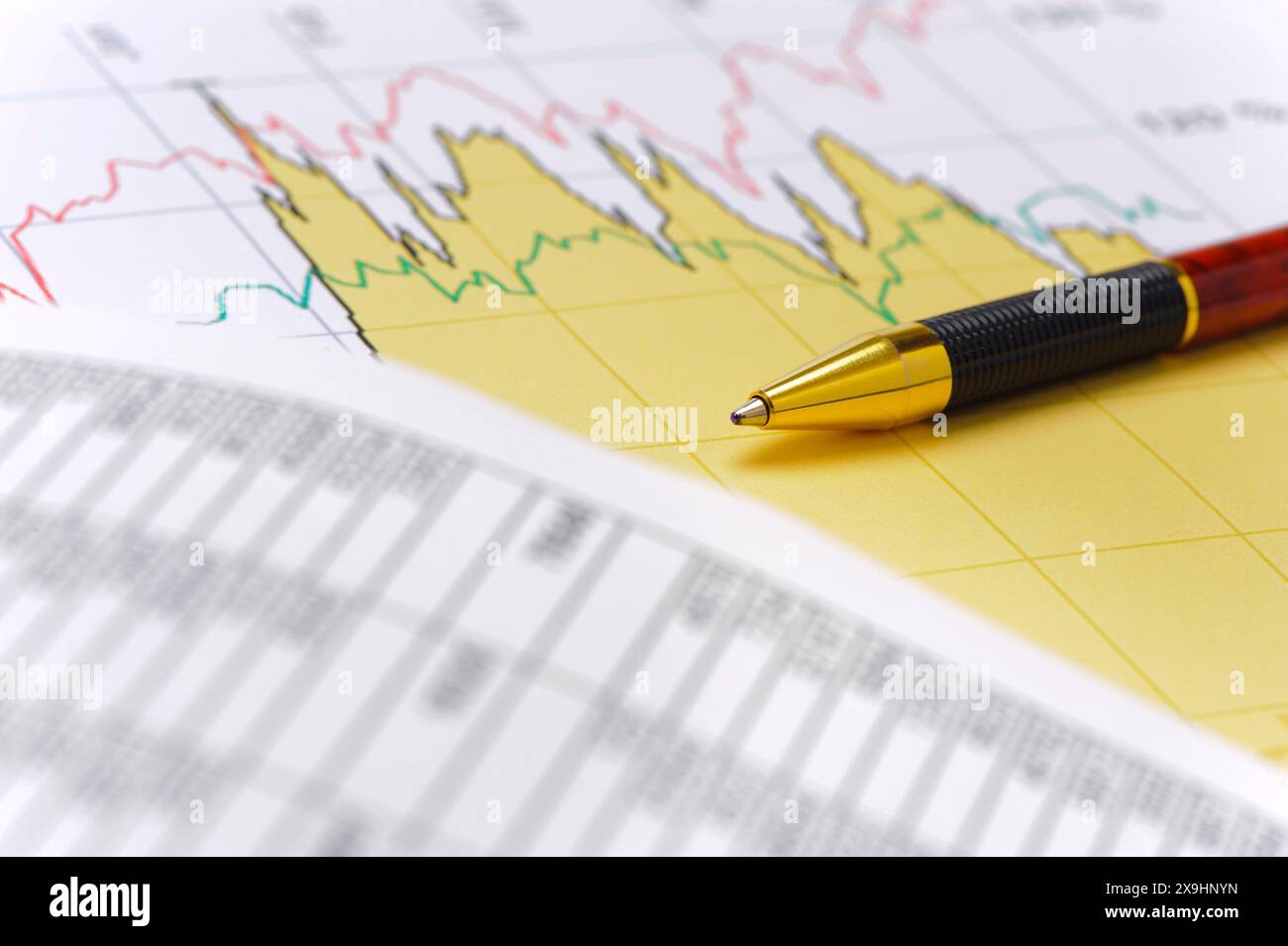Finanzen, Kalkulation und Chart Chart und finanzielle Kalkulation mit ...