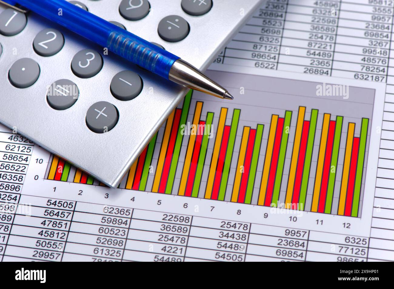 Finanzen, Kalkulation und Chart Chart und finanzielle Kalkulation mit ...