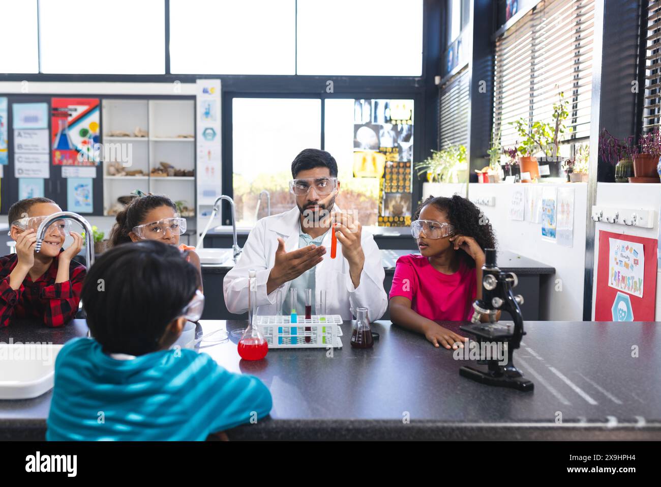 Diverse girls in laboratory hi-res stock photography and images - Alamy
