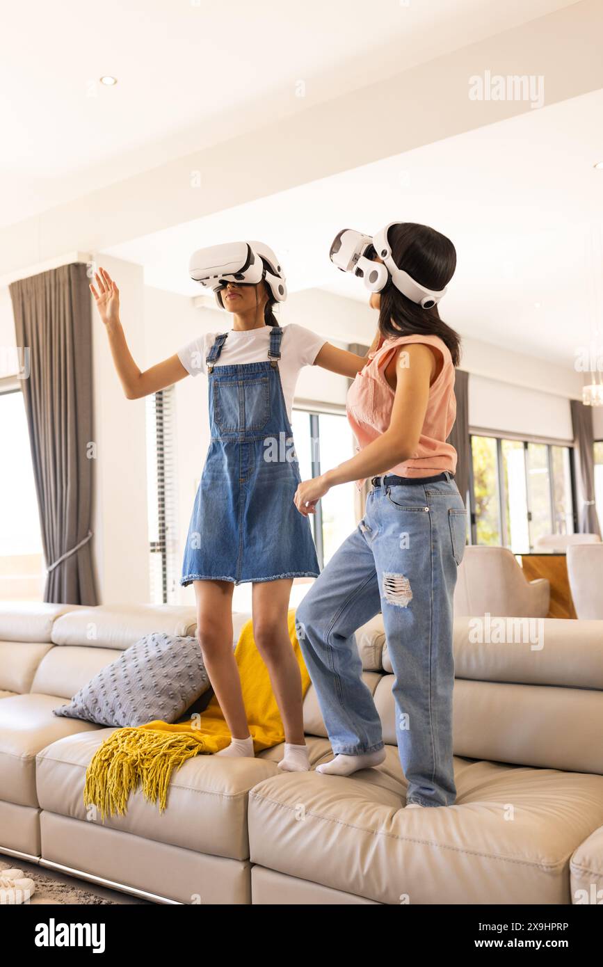 Two people wearing vr hi-res stock photography and images - Alamy