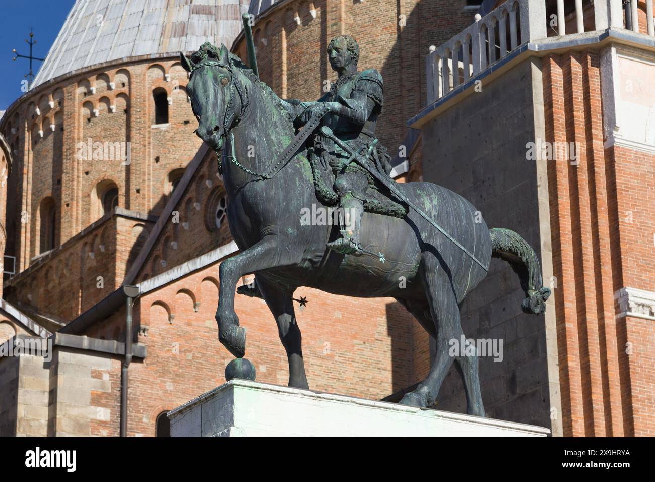 Saint anthony padua statue hi-res stock photography and images - Alamy