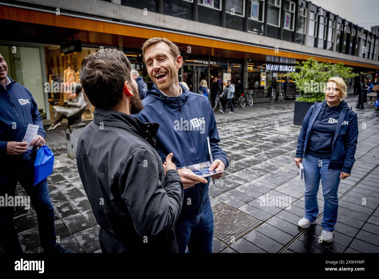 ROTTERDAM - NSC party leader Dirk Gotink is issuing a flyer as part of ...