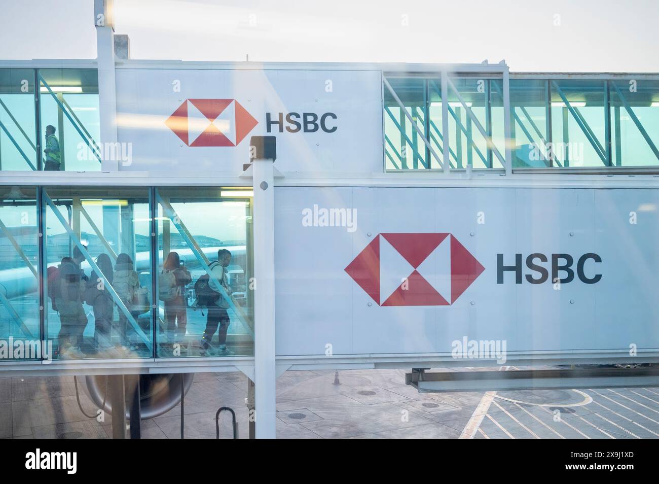 Plane boarding tunnel hi-res stock photography and images - Alamy