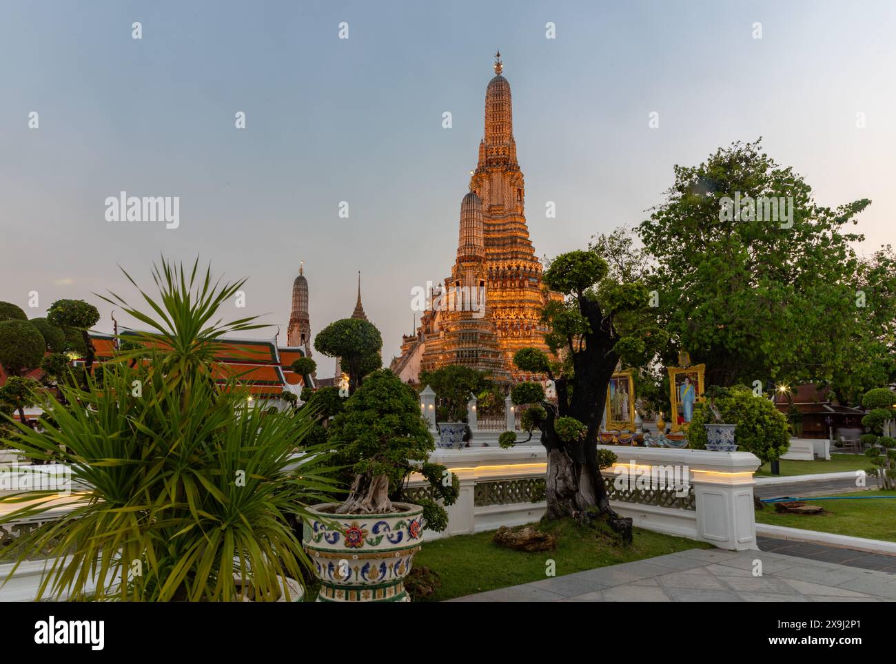 Garden wat arun temple hi-res stock photography and images - Alamy