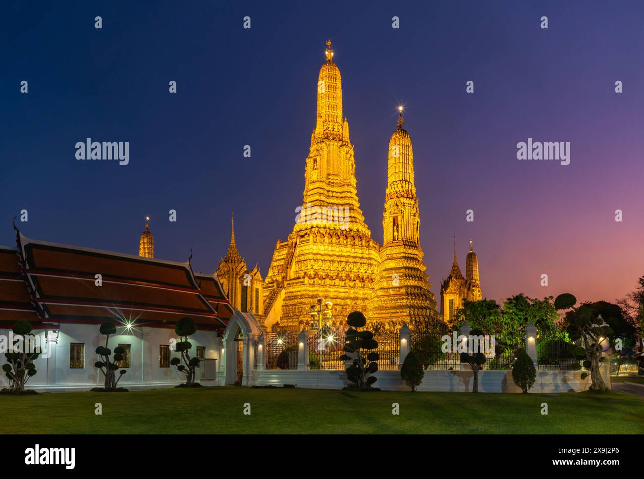 A colorful picture of the Wat Arun Temple, at sunset Stock Photo - Alamy