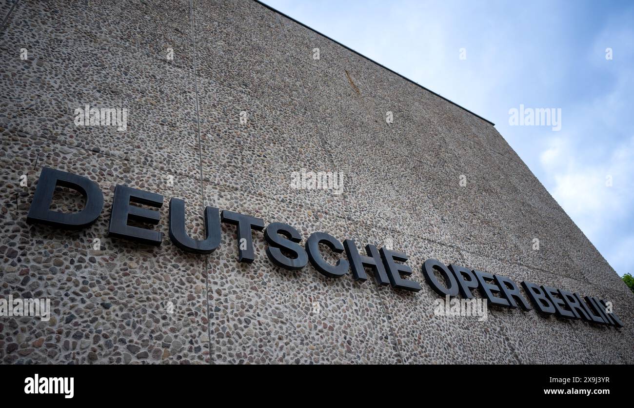 31 May 2024, Berlin: The lettering "Deutsche Oper Berlin" is attached ...