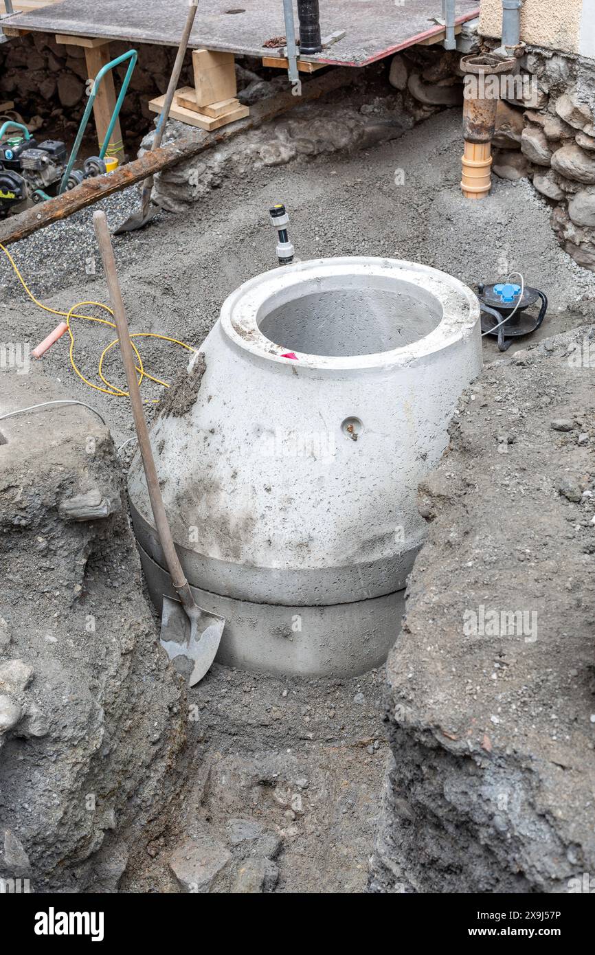 Installation of a new concrete sewer shaft in the old town of Chur ...
