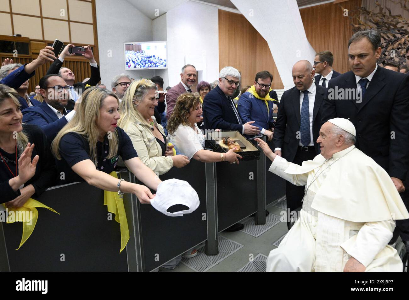 Pope Francis meets members of the Christian Associations of Italian ...