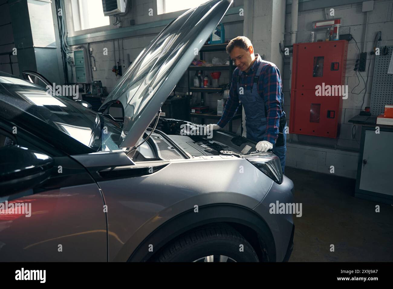 Car repair master inspecting vehicle hi-res stock photography and ...