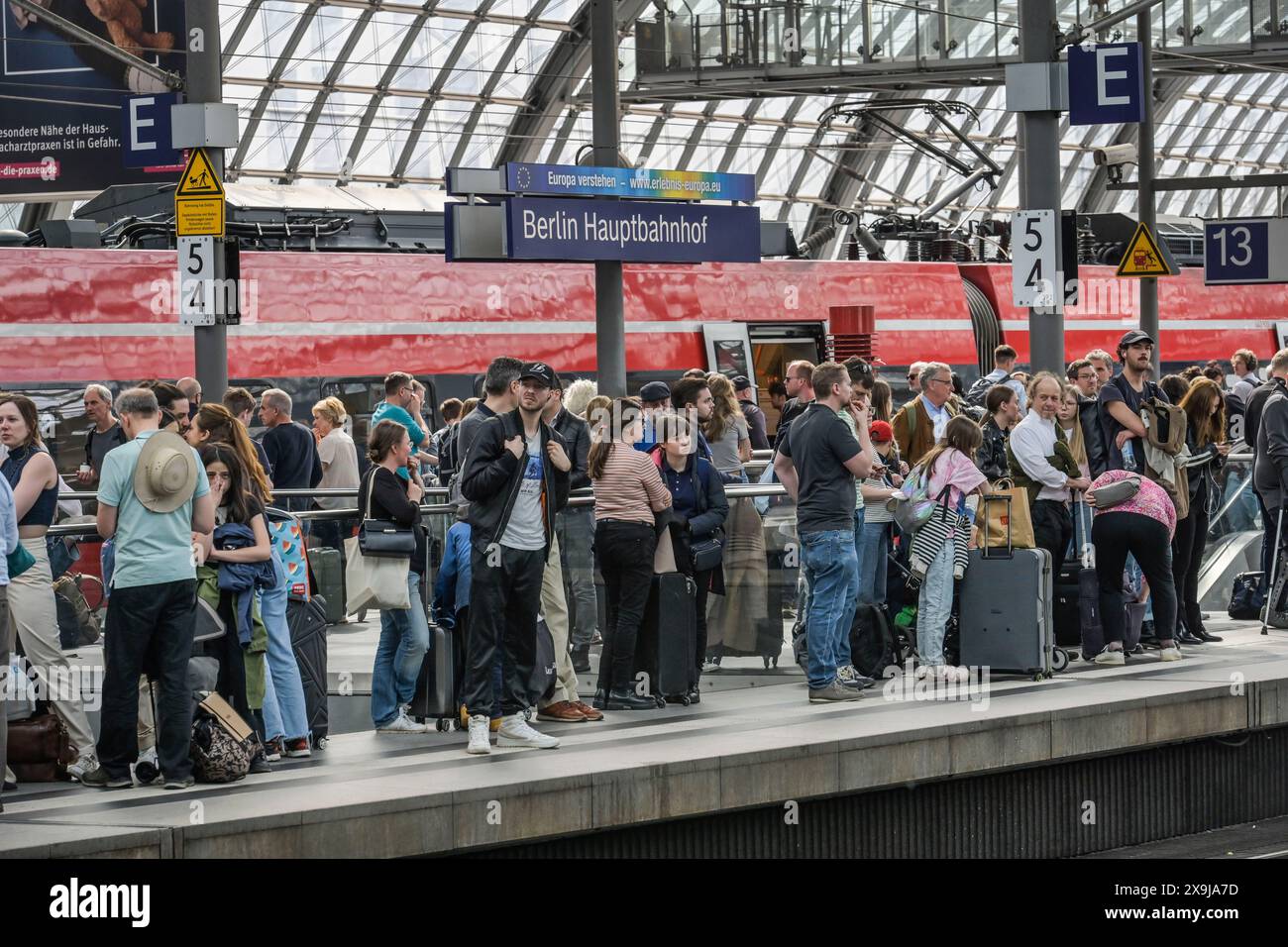 Berliner hauptbahnhof menschen hi-res stock photography and images - Alamy