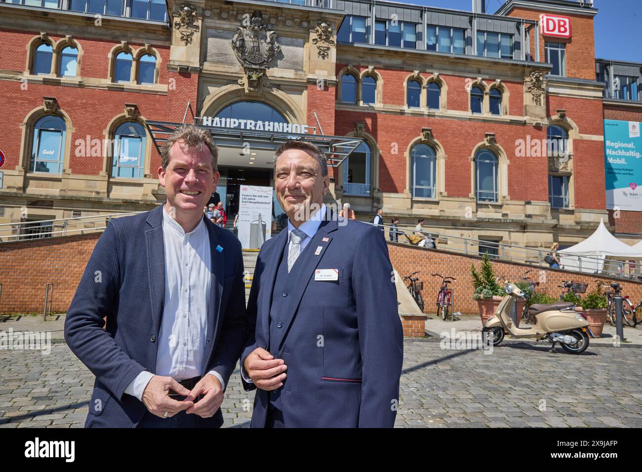 01 June 2024, Schleswig-Holstein, Kiel: Ulf Kämpfer (l, SPD), Lord ...