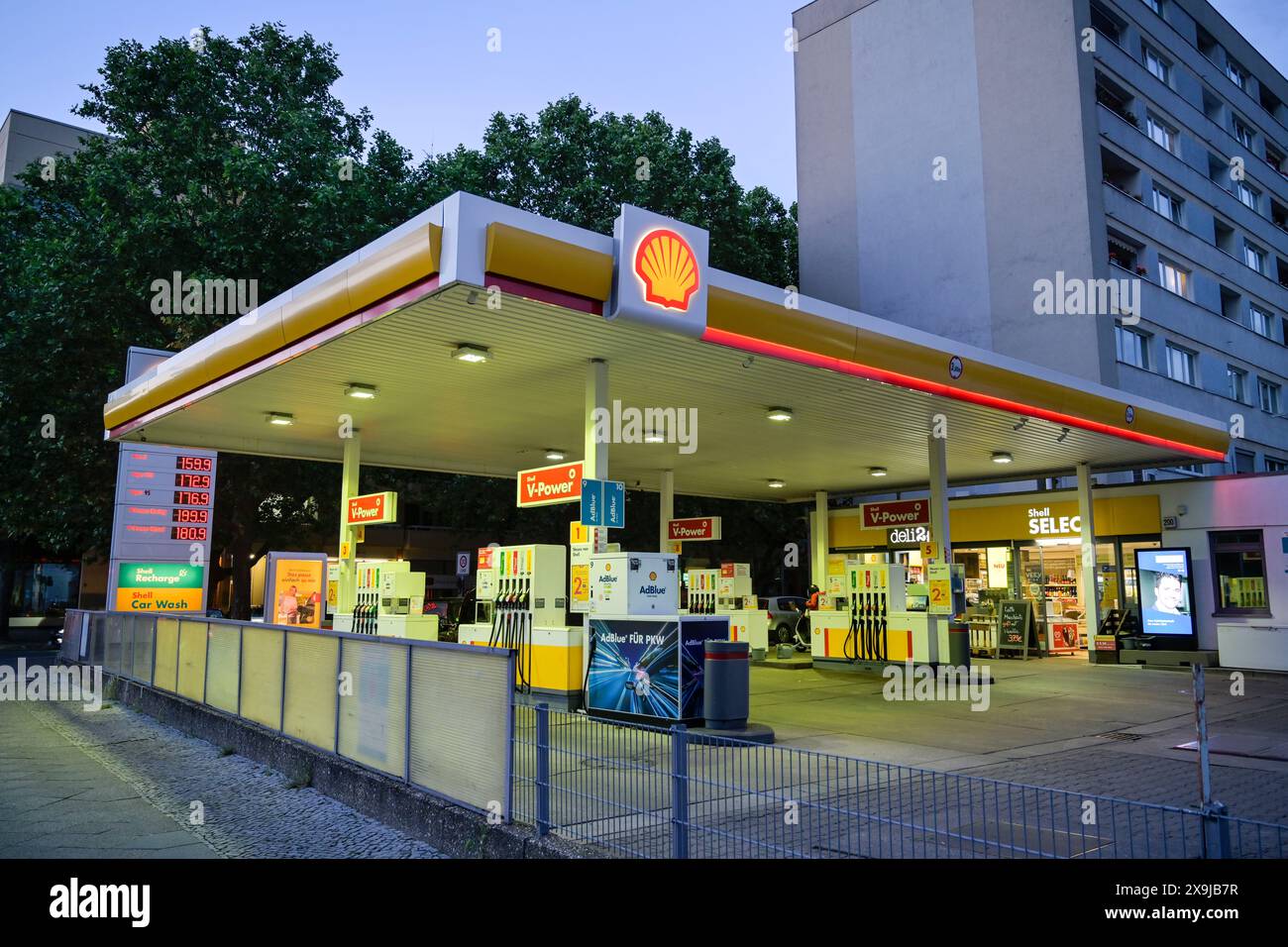 Tanken abend deutschland hi-res stock photography and images - Alamy