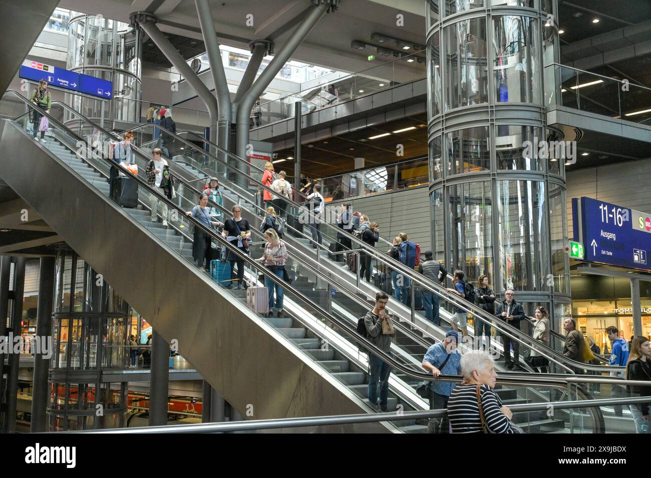 Passagiere, Rolltreppe, Hauptbahnhof, Berlin, Deutschland Stock Photo ...
