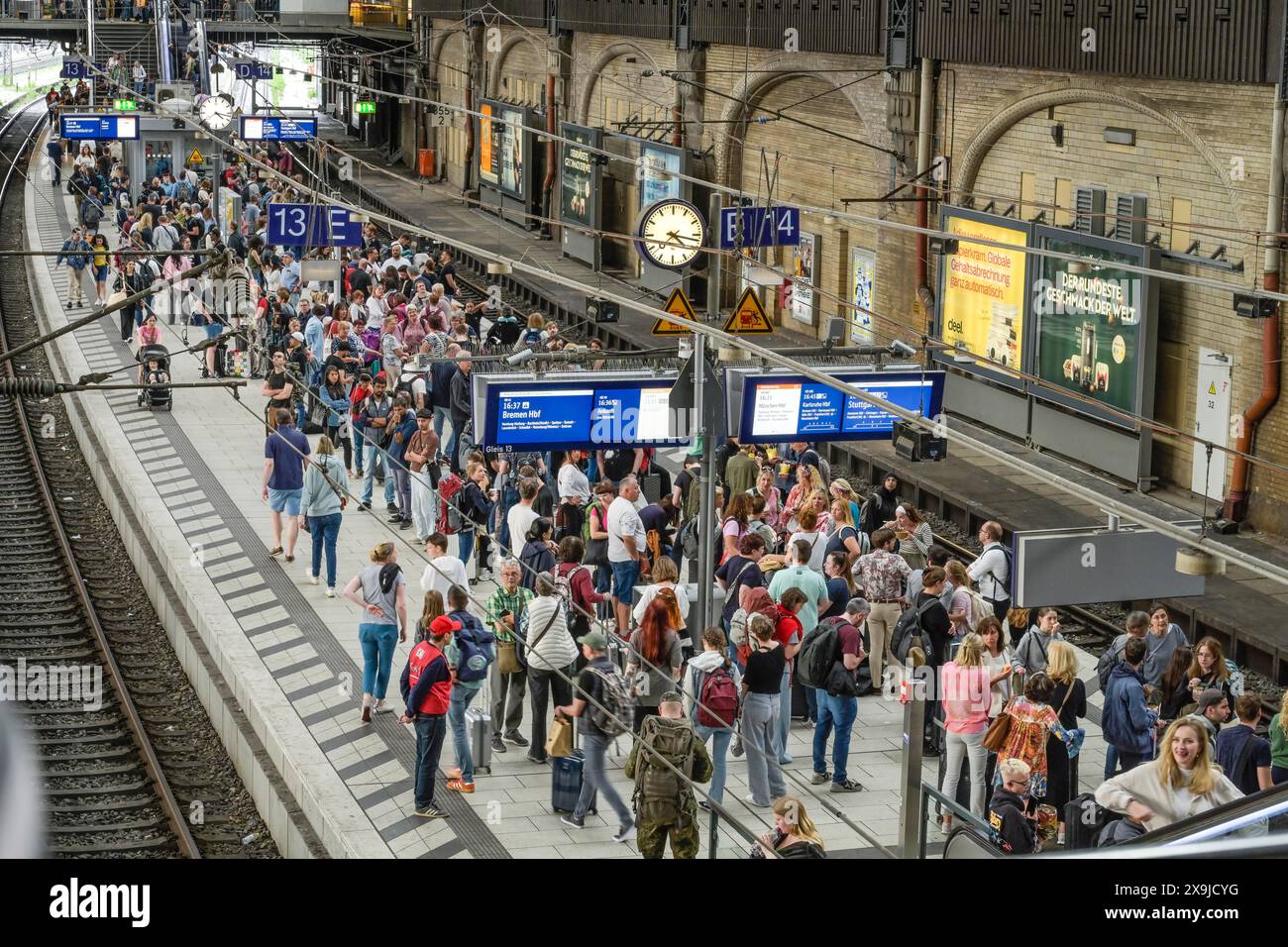 Passagiere, Bahnsteig, Bahnhofshalle, Hauptbahnhof, Hamburg ...