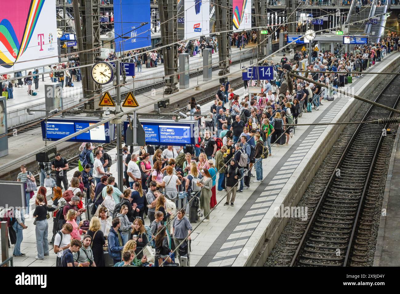 Passagiere, Bahnsteig, Bahnhofshalle, Hauptbahnhof, Hamburg ...