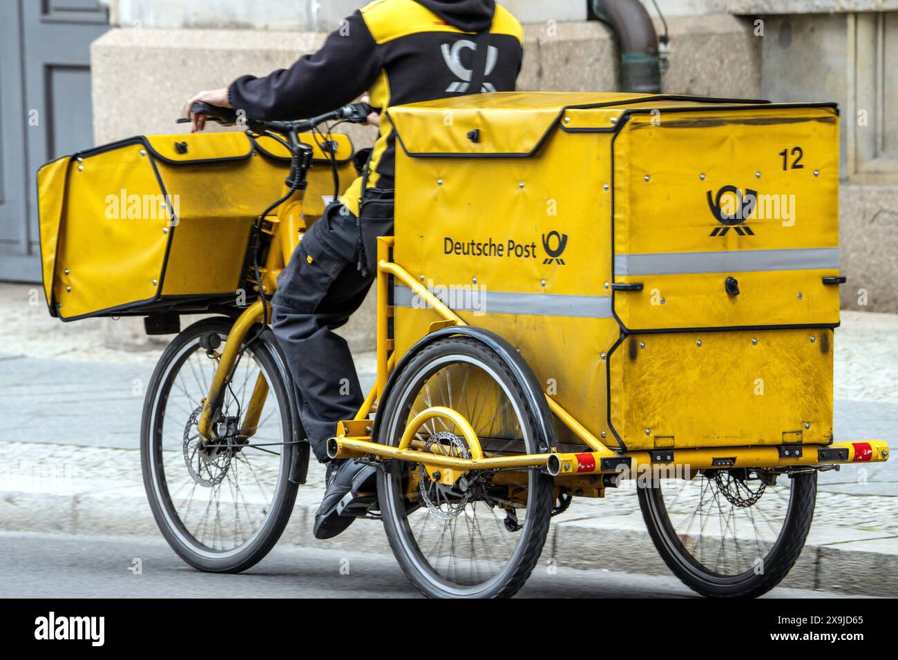 Postbote mit Dienstfahrrad, Berlin, 31. Mai 2024 Deutschland, Berlin ...