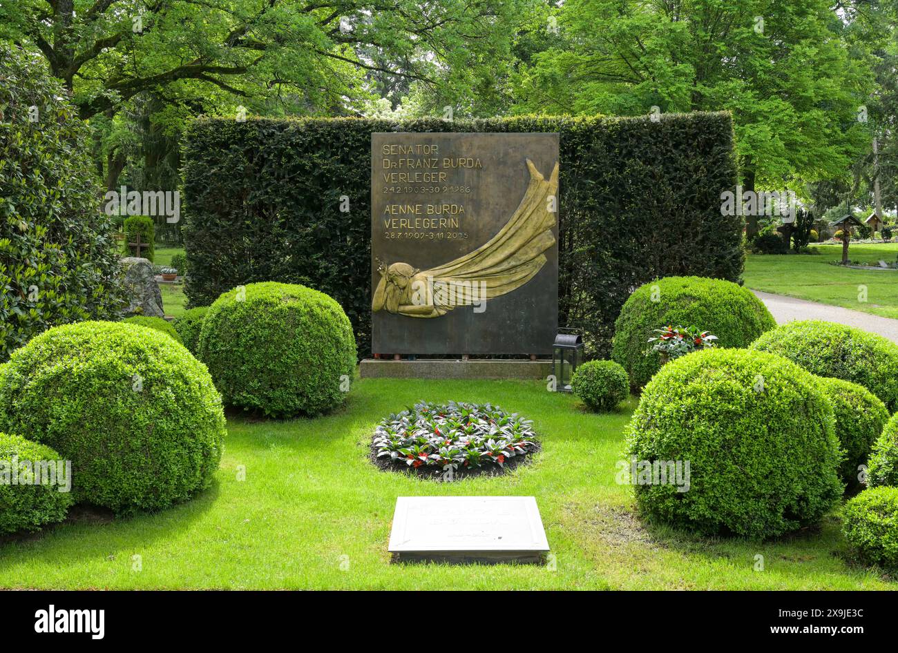 Grab Verleger Franz Burda und Verlegerin Aenne Burda, Stadtfriedhof ...