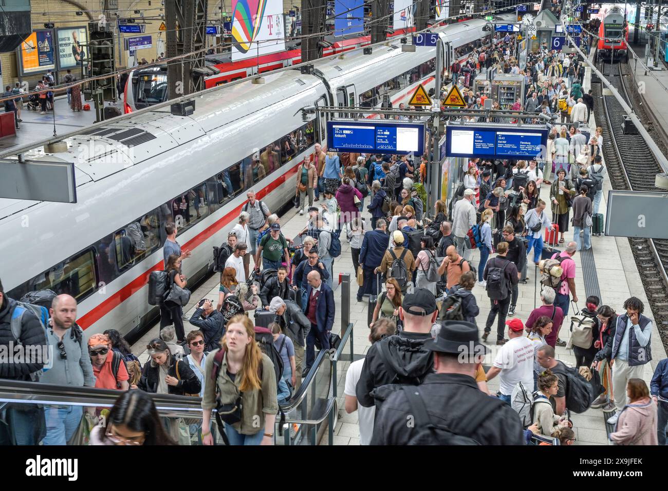 Zug, ICE, Passagiere, Bahnsteig, Bahnhofshalle, Hauptbahnhof, Hamburg ...