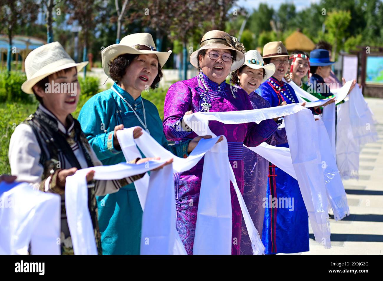 (240601) -- EMIN, June 1, 2024 (Xinhua) -- Villagers greet tourists at ...