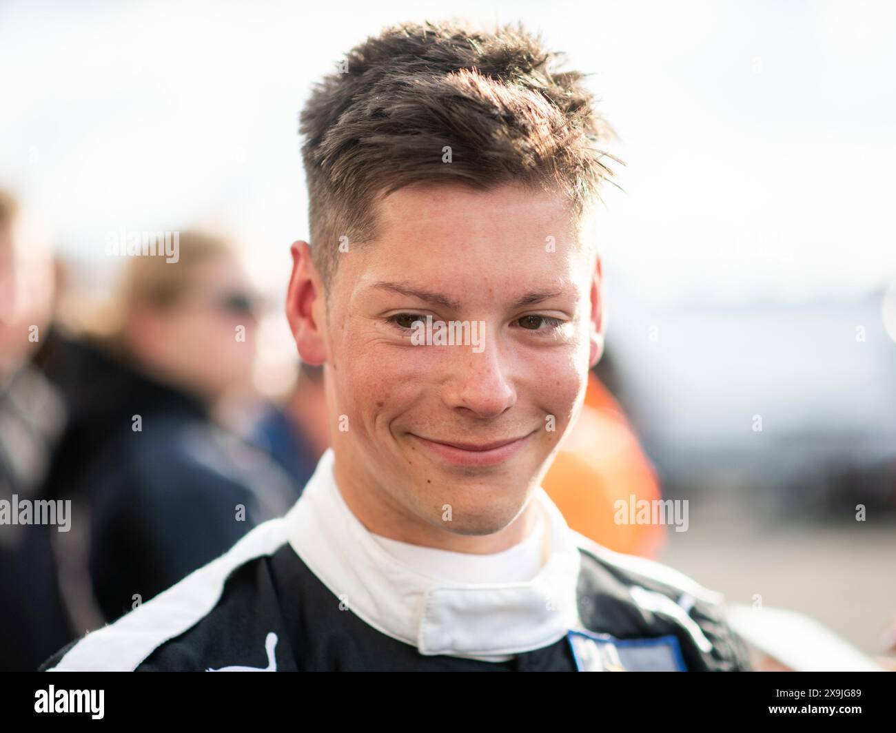 Max Hesse (BMW M Team RMG, BMW M4 GT3, SP9, #72) jubelt ueber die Pole ...