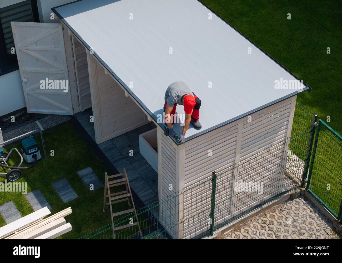 Installing roof hi-res stock photography and images - Alamy