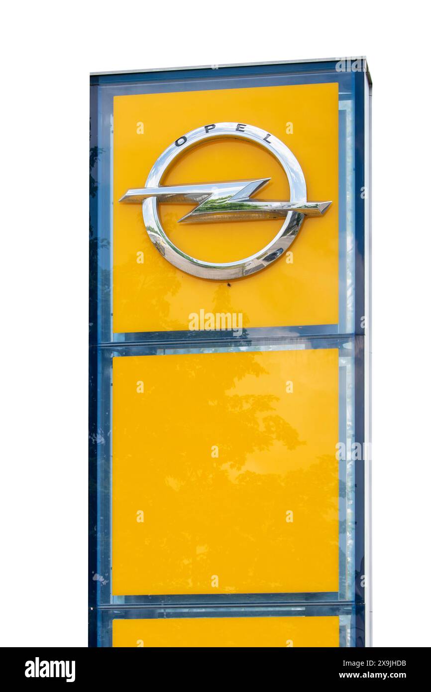 Firma Opel Firmenschild und Werbeschild der Firma Opel, isoliert über ...