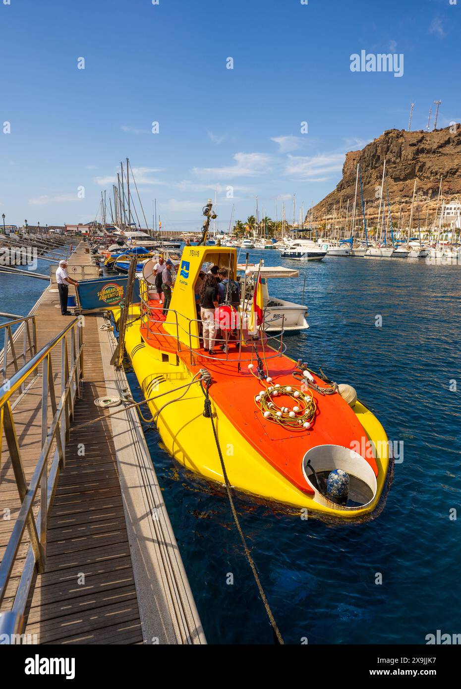 Gran canaria, Spain - February 29, 2024: People boarding a yellow ...
