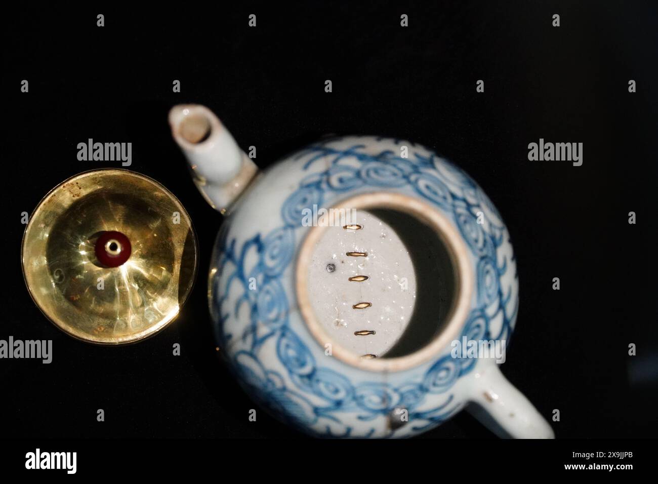 Mending broken pot hi-res stock photography and images - Alamy