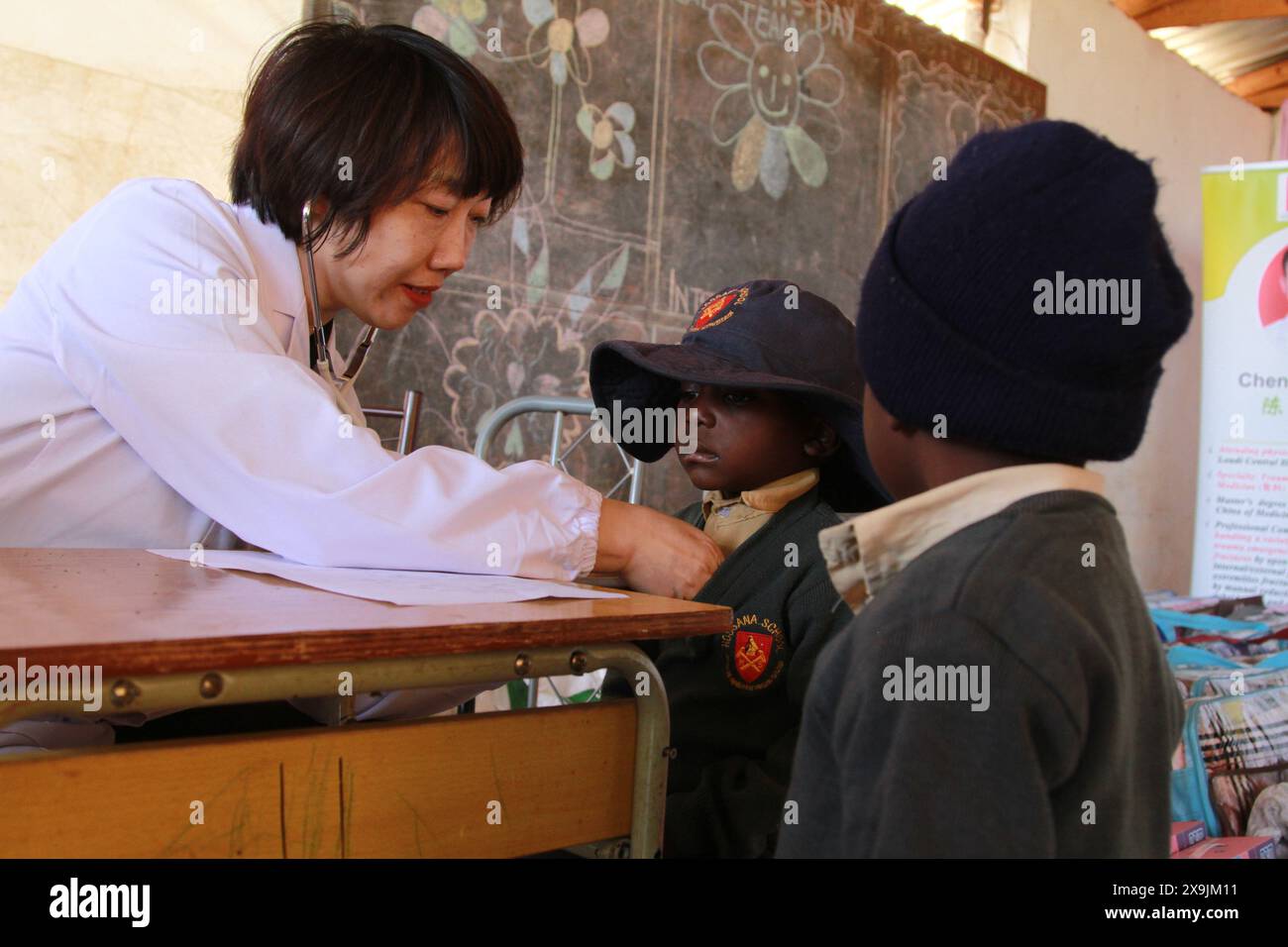 (240601) -- HARARE, June 1, 2024 (Xinhua) -- A Chinese doctor does ...
