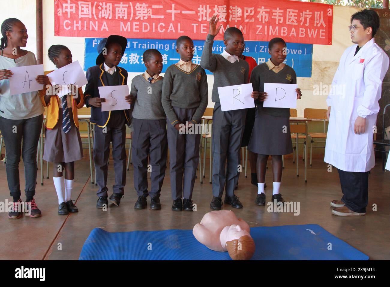 (240601) -- HARARE, June 1, 2024 (Xinhua) -- A Chinese medical doctor ...
