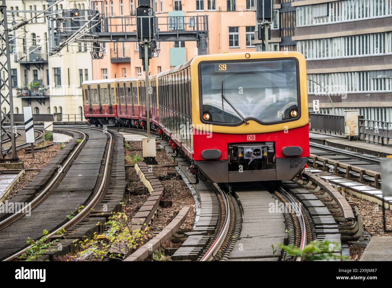Berliner S-Bahn am Alexanderplatz, Berlin, Mai 2024 Deutschland, Berlin ...
