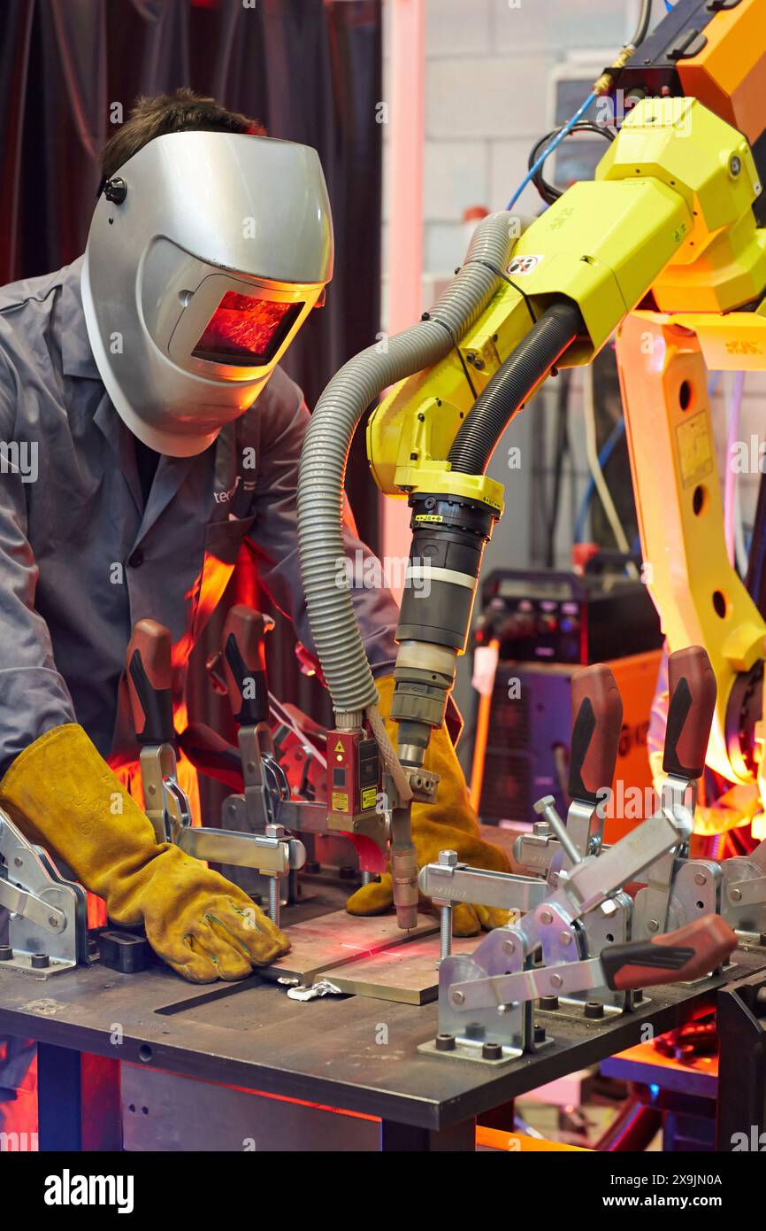 Shipweld Monitoring the joint geometry for adaptive control of welding parameters Industry ...