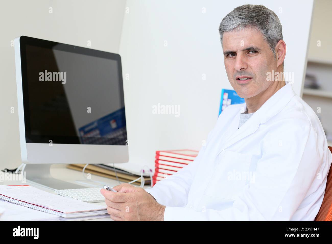 Black man laboratory computer screen hi-res stock photography and ...