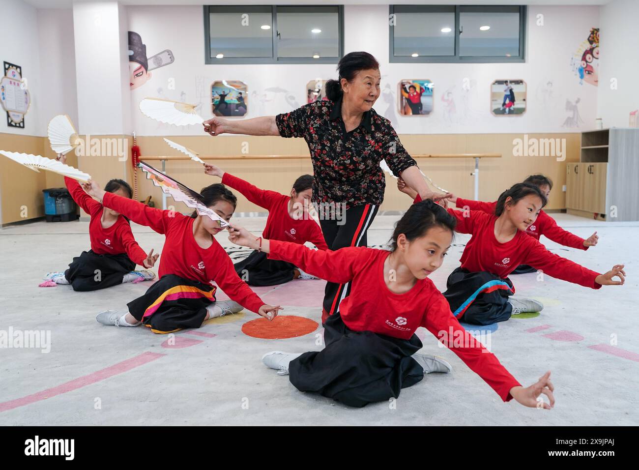 (240601) -- KUNSHAN, June 1, 2024 (Xinhua) -- Pupils of the "little ...