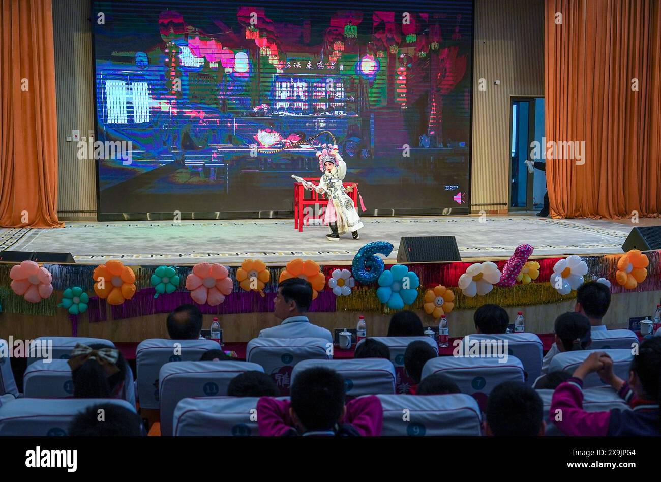 (240601) -- KUNSHAN, June 1, 2024 (Xinhua) -- Xie Suqian, a pupil of ...