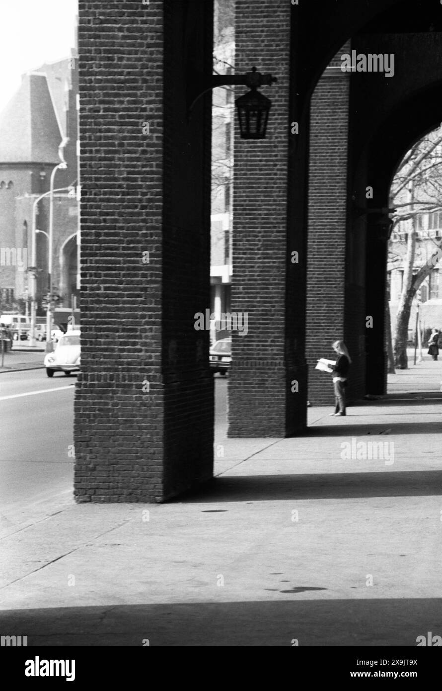 1970s woman reading hi-res stock photography and images - Alamy