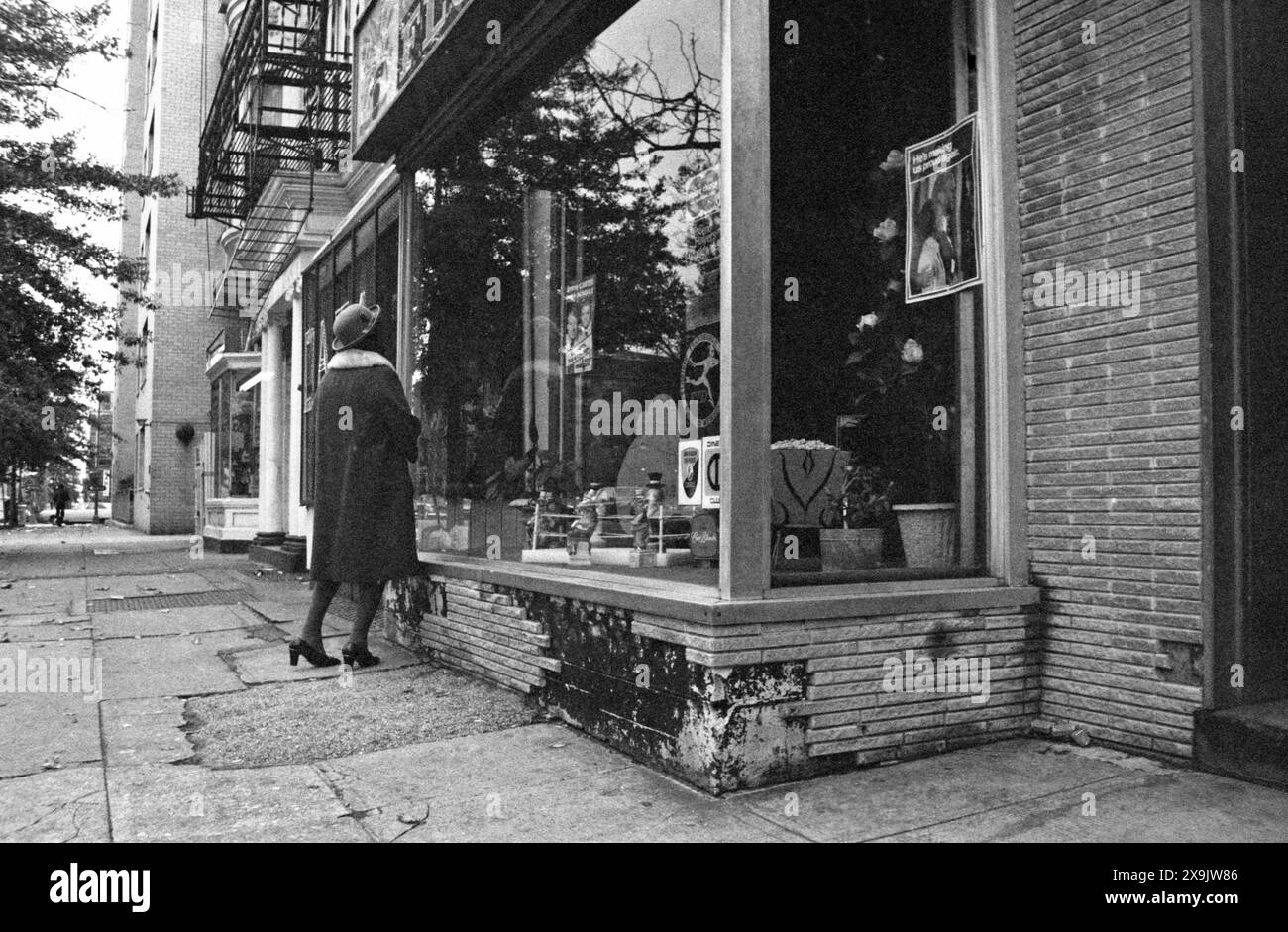 1970s store window hi-res stock photography and images - Alamy