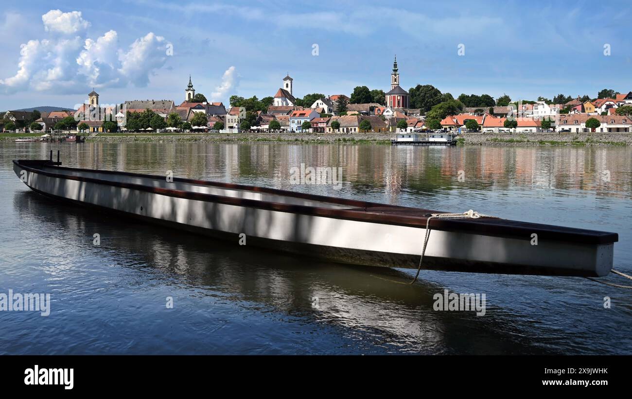 Long rowing boat hi-res stock photography and images - Alamy