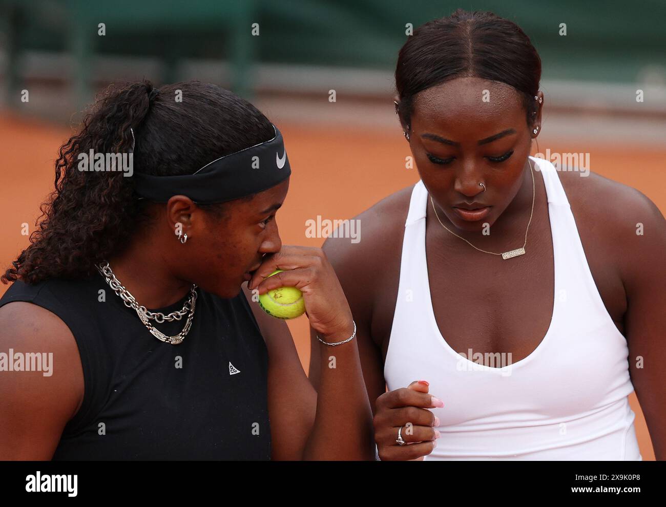 (240601) -- PARIS, June 1, 2024 (Xinhua) -- Alycia Parks (R) talks with ...